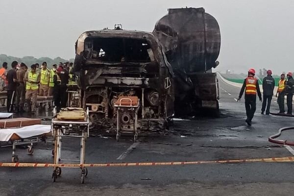Bus-oil tanker crash leaves 20 dead in Pakistan's Punjab - Mehr News Agency