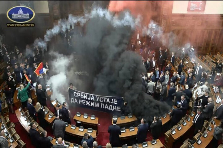 Chaos erupts in Serbian parl. as opposition unleashes flares - Mehr ...
