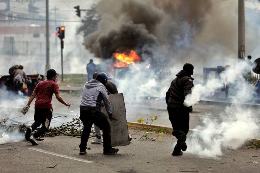 VIDEO: Police in Ecuador fire tear gas at demonstrators - Mehr News Agency